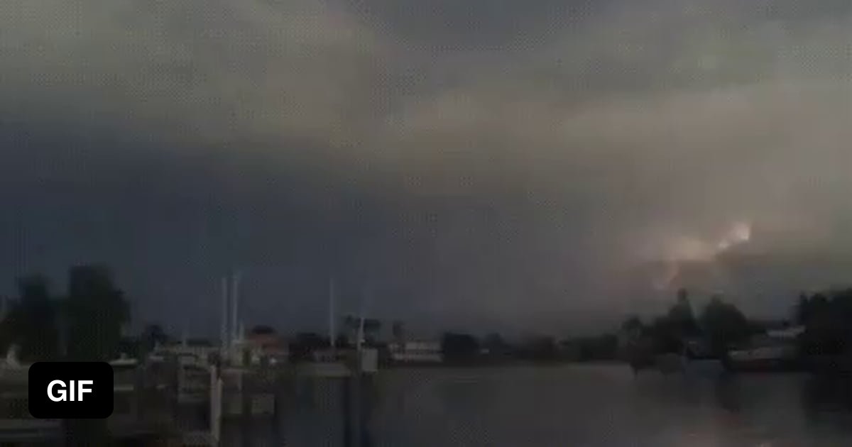 Horizontal lightning. - 9GAG