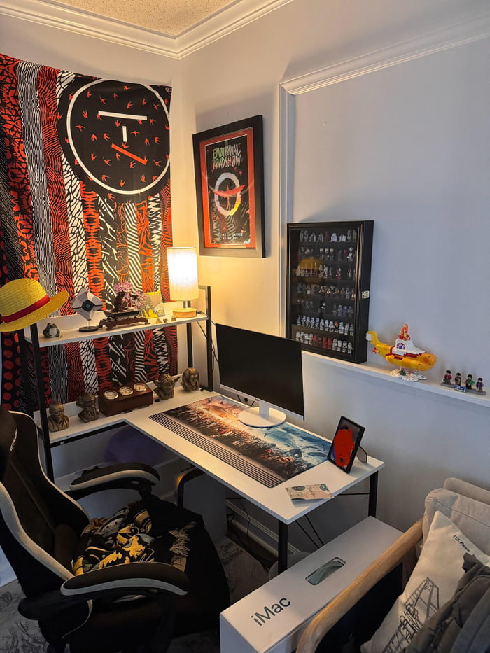 The Desk Set Up - 9GAG