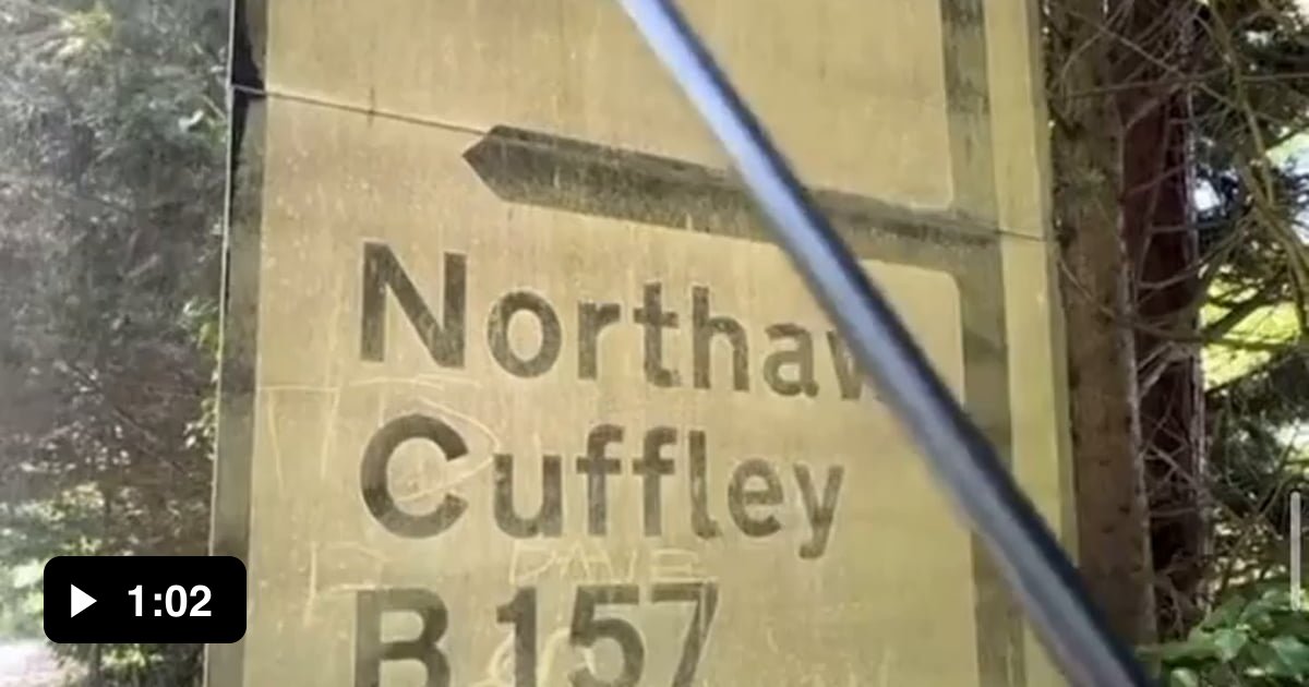 Crystal Clear: A Street Sign’s Stunning Transformation - 9GAG