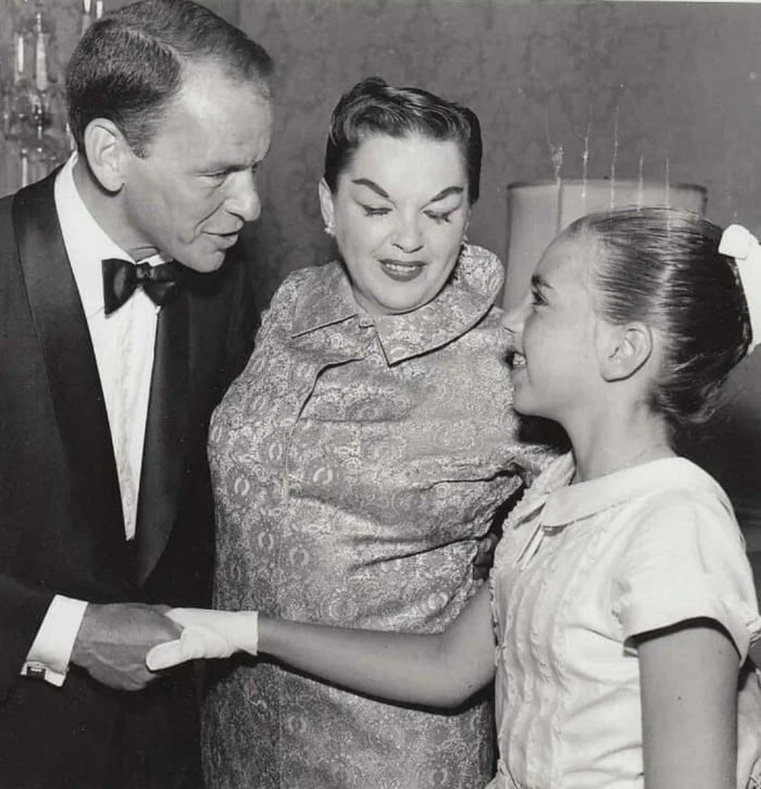 Frank Sinatra, Judy Garland, and her daughter, Liza Minnelli, 1958. - 9GAG