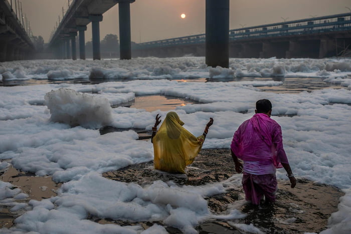 India's dangerously polluted Yamuna River is covered in toxic chemical ...