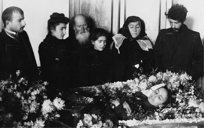 Stalin at the funeral of his first wife, November 25, 1907 - 9GAG