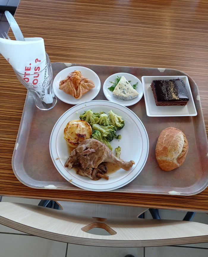 Average college cafeteria meal in France (Public University, €3.30) - 9GAG