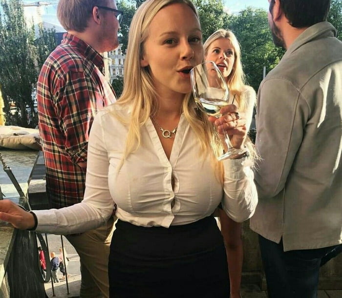 Believe In Yourself As Much As This Woman Believes In Her Blouse Buttons - 9GAG