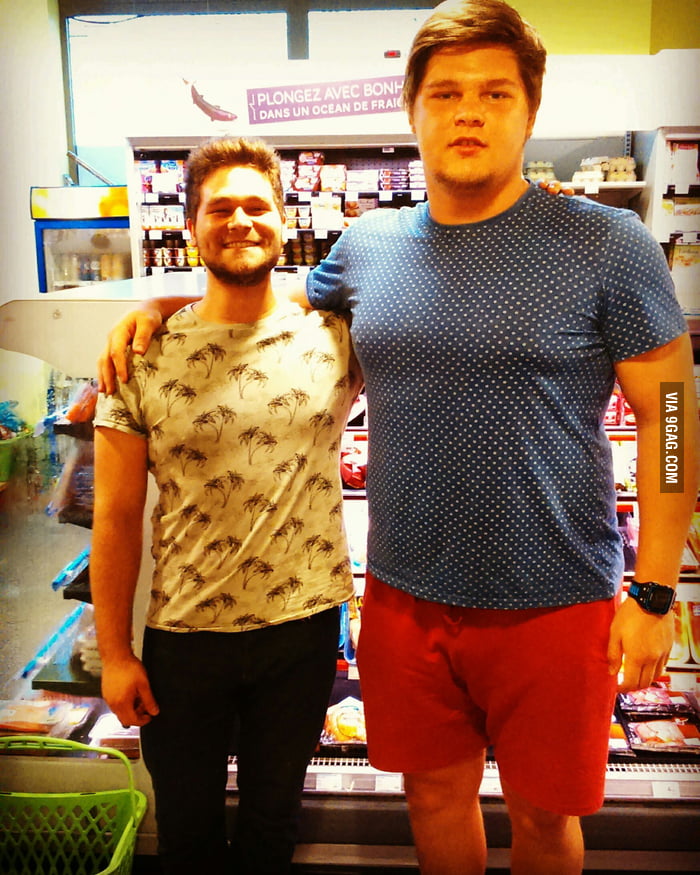 Just meet this giant! I measure 1m80 for 95 kilos, I am the small one ...