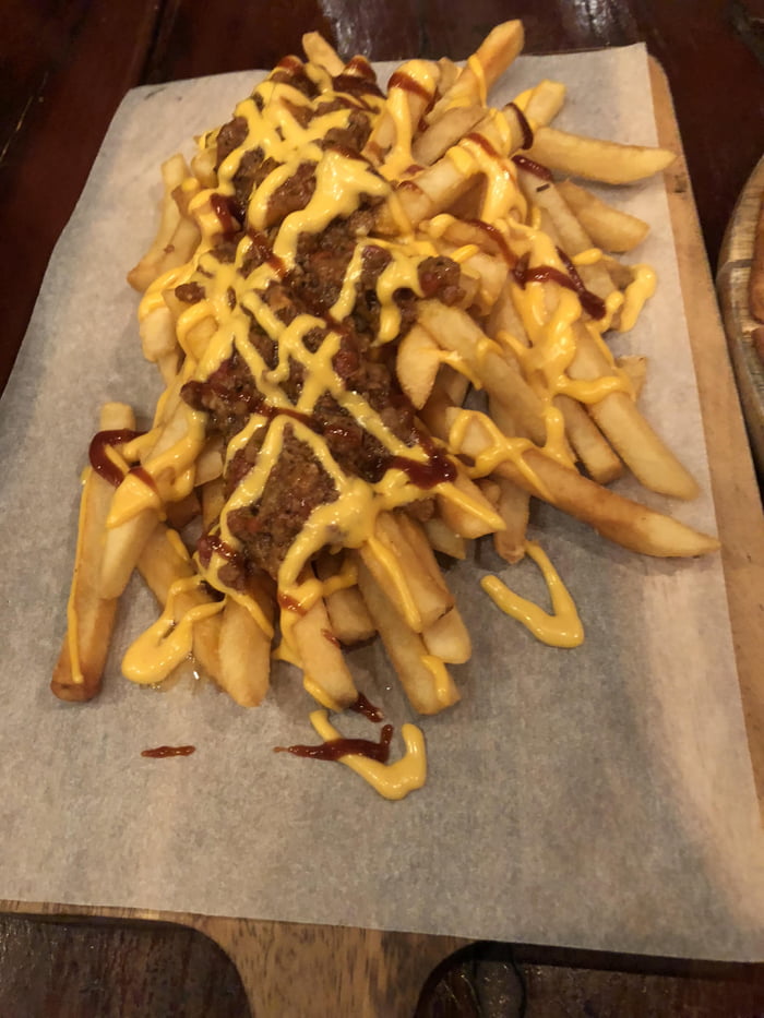 Crispy fries with cheese and Bolognese - 9GAG