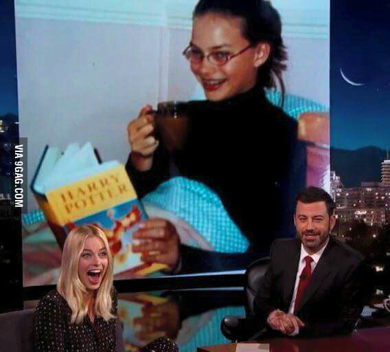 A young margot robbie reading harry potter. now I love her even more - 9GAG