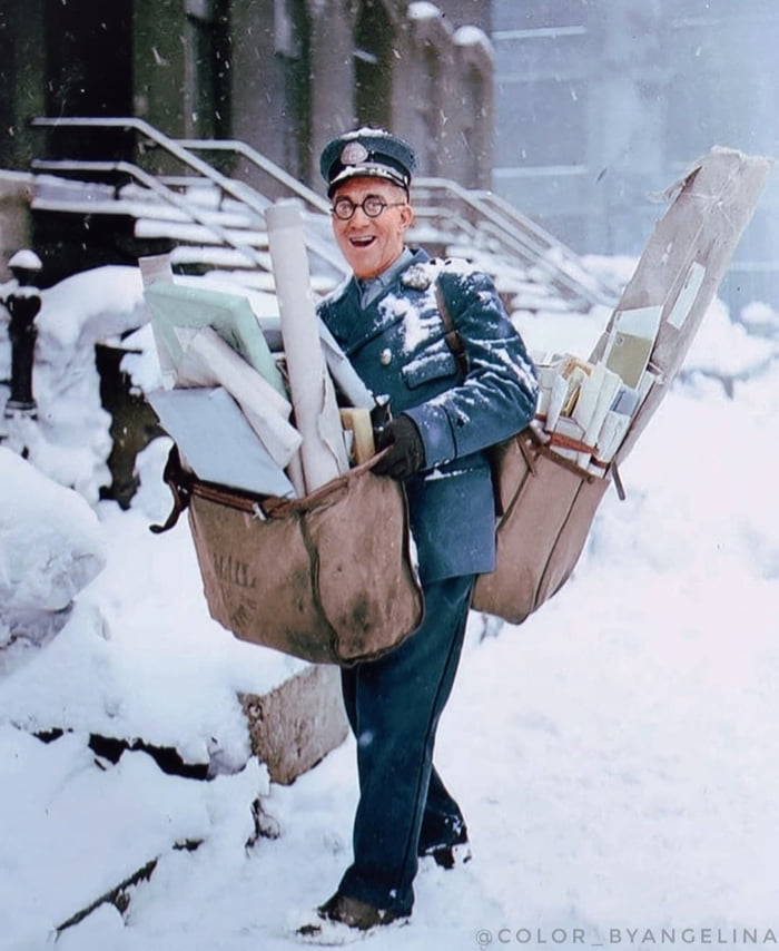 A smiling mailman in Chicago. Winter 1929. - 9GAG