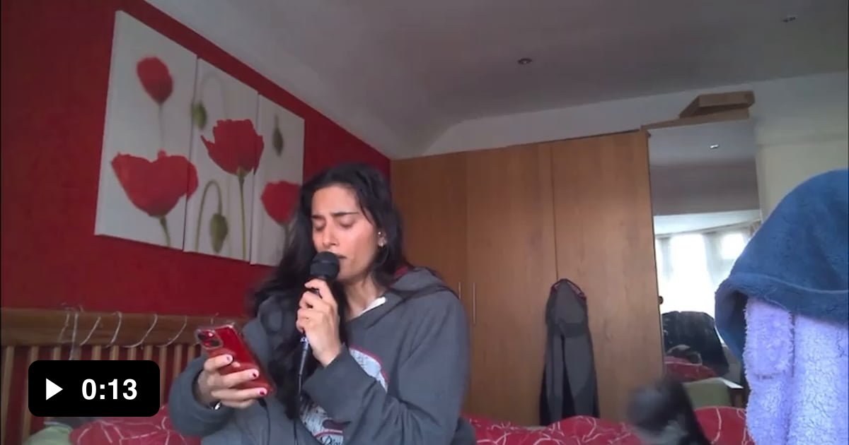 Yelling at hooman to stop her screeching 😂 - 9GAG