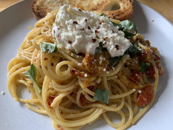 Spaghetti with tomato jam, burrata, and a side of garlic bread - 9GAG