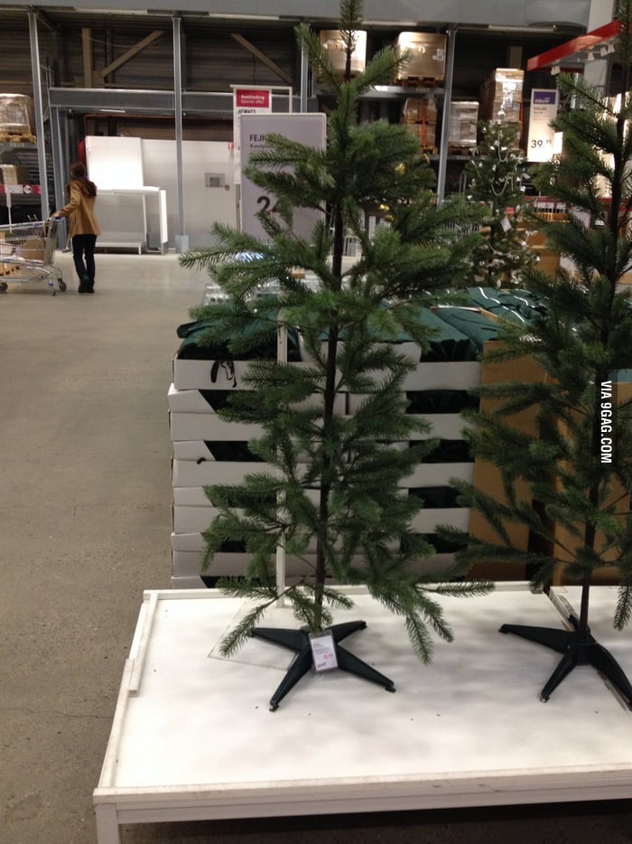 Worst christmas tree I've ever seen. - 9GAG
