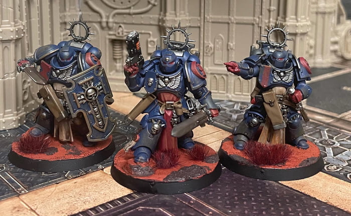 Crimson Fists Bladeguard Veterans ready for service! - 9GAG