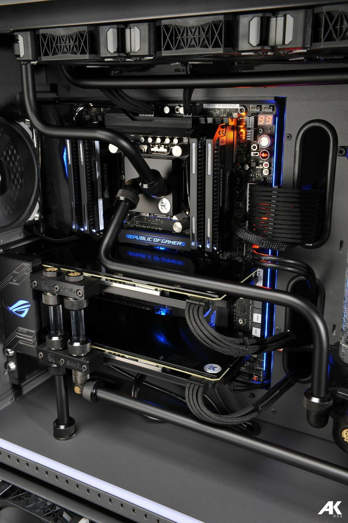 Simple and black PC - 9GAG