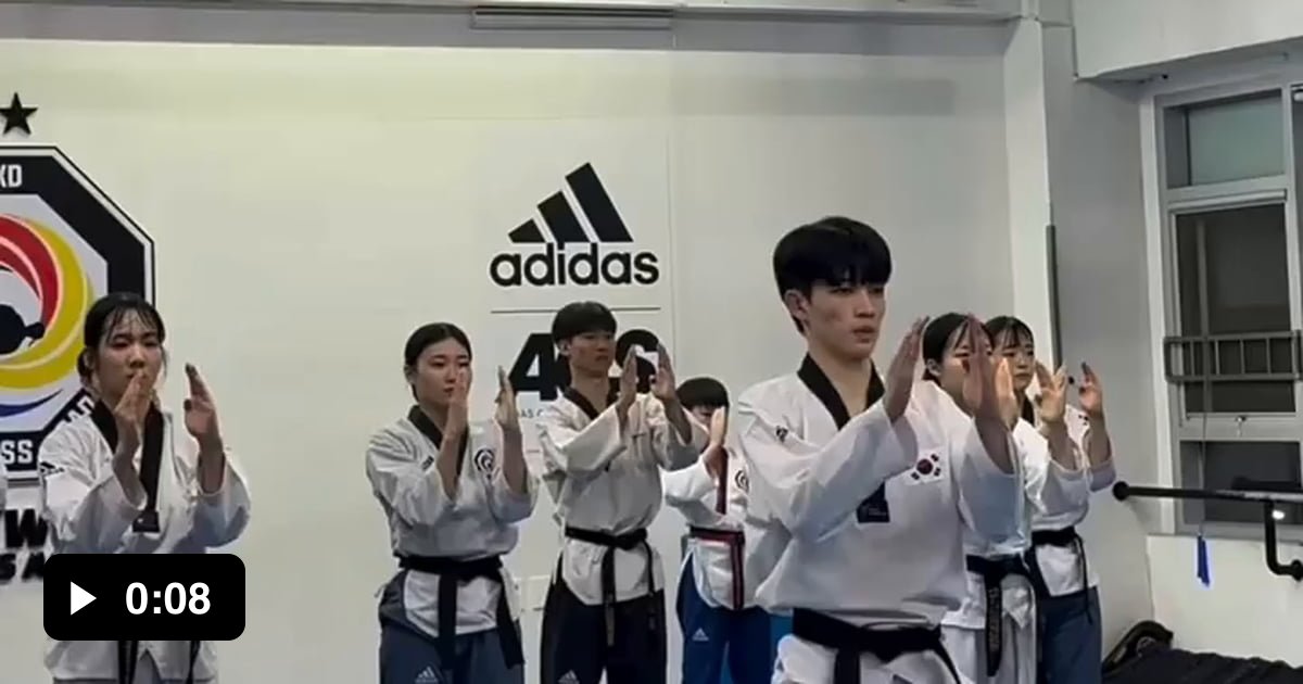 Everyone moving in perfect sync - 9GAG