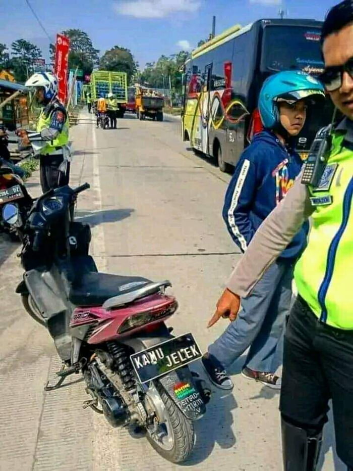 Iya kamu, yang lagi scroll scroll. - 9GAG