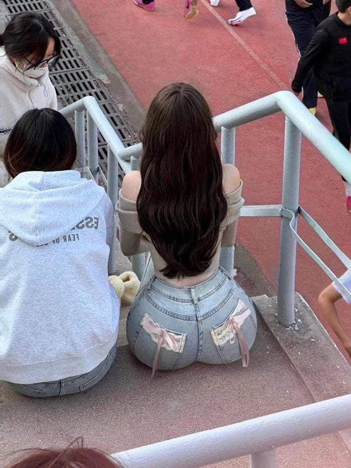 Two types of girls. - 9GAG