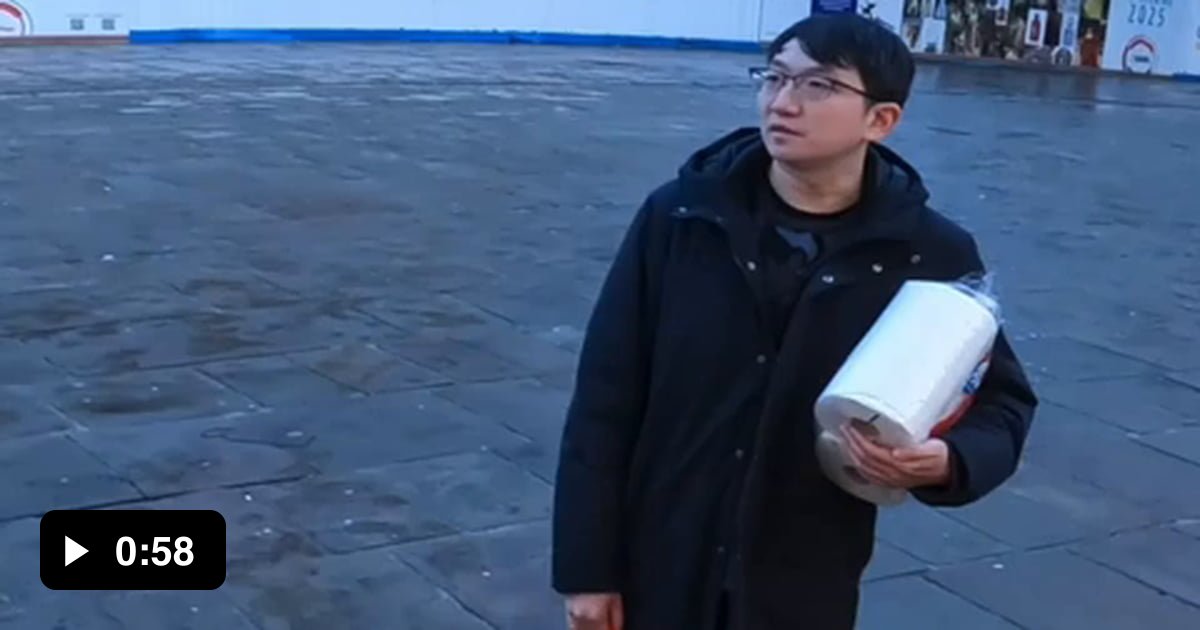 He looks lost, like he just spawned there - 9GAG
