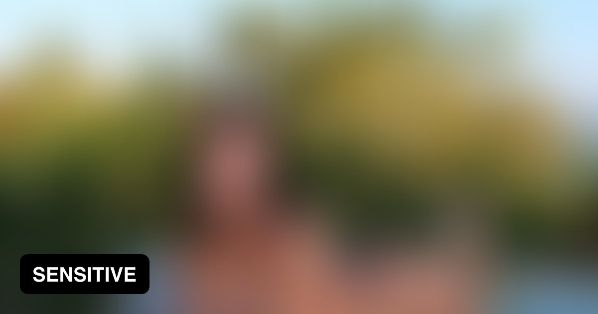 Poolside beauty - 9GAG