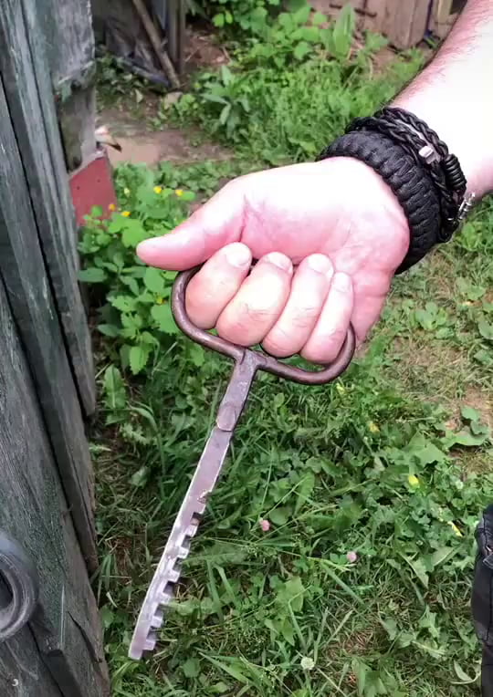 How this old huge key works on the lock. - 9GAG