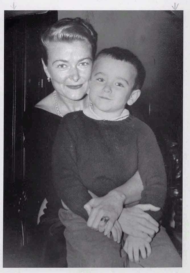 6 year-old Robin Williams with his mother, Laurie, 1957 - 9GAG
