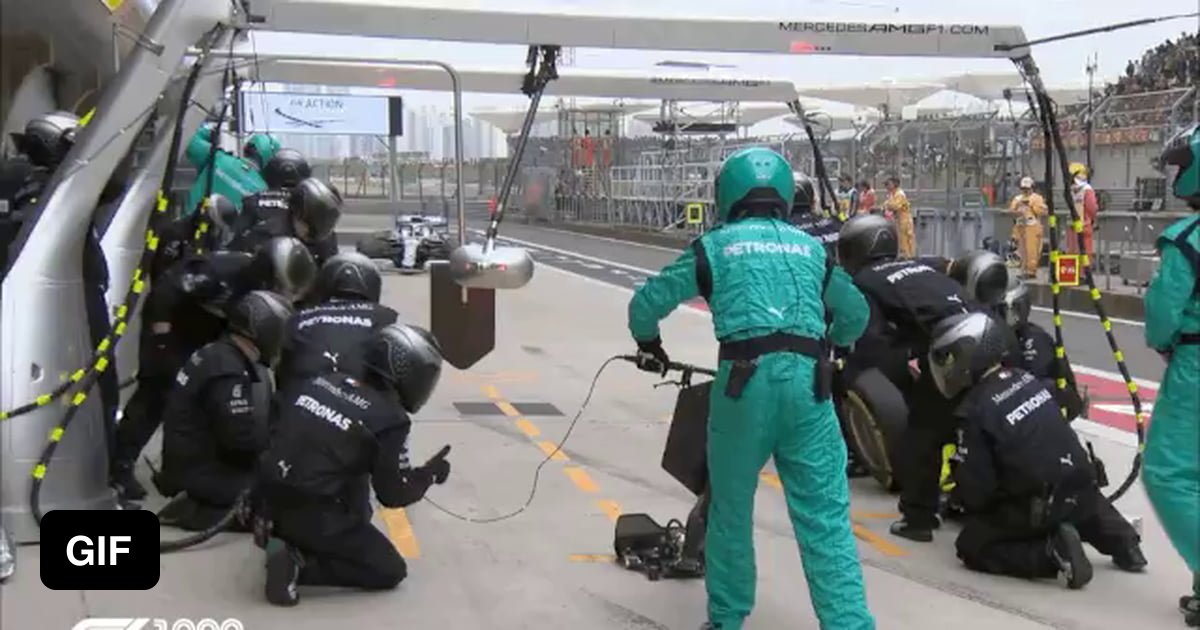 Mercedes F1 Double Pit Stop Prowess - 9GAG