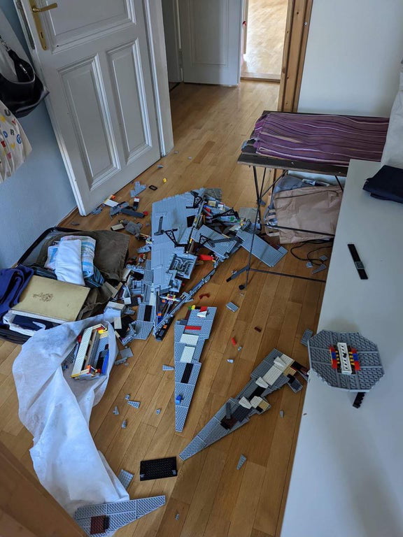They Had A Friend Staying At Their Apartment While On Vacation He Just Sent Them This 9gag
