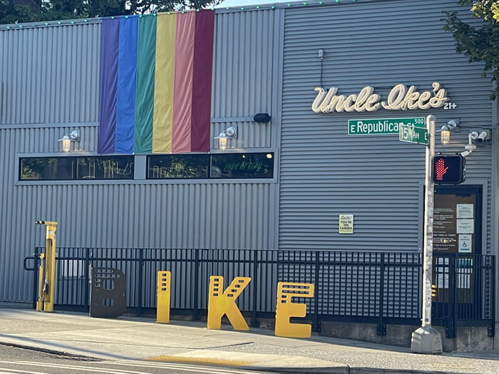 'Uncle Ike's' shop with 'bIKE' rack - 9GAG