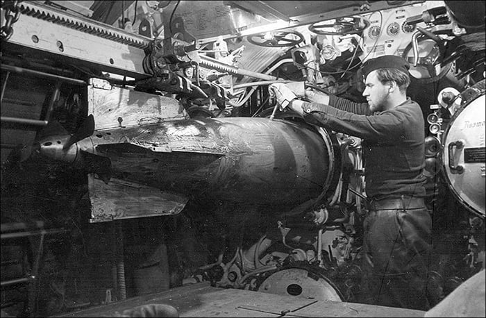 German submariner reloading a torpedo aboard U-333 - 9GAG