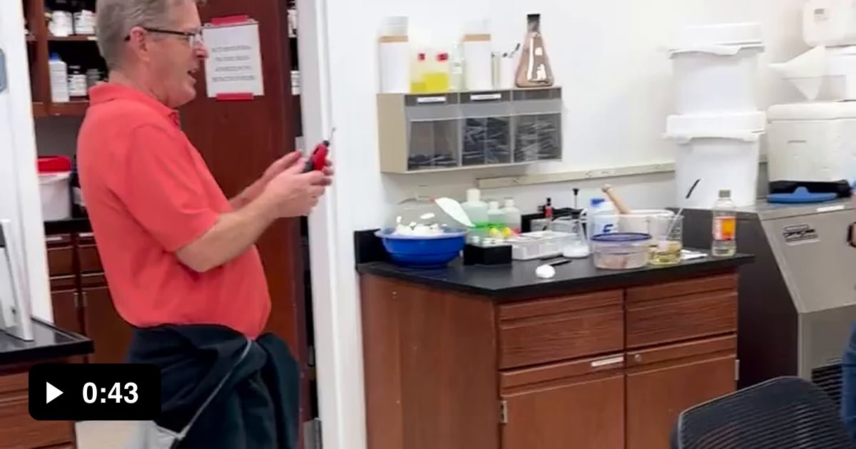 Chemistry prof demonstrates the properties of guncotton - 9GAG