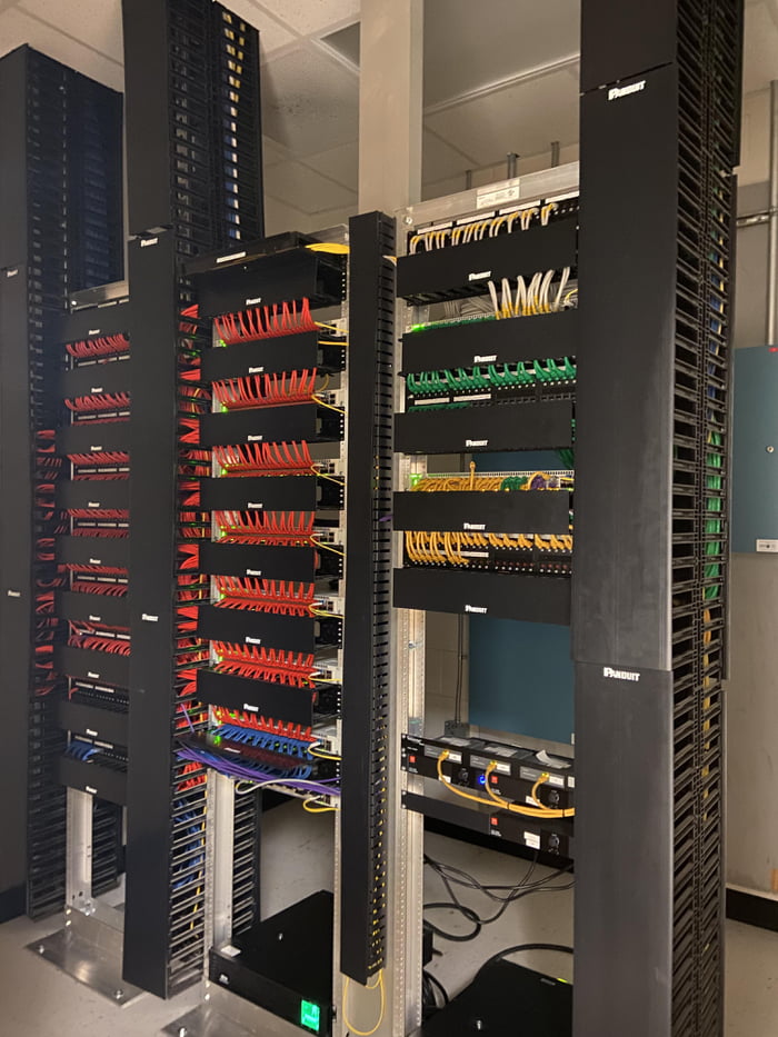 This is the first time I’ve ever seen perfect cable management - 9GAG