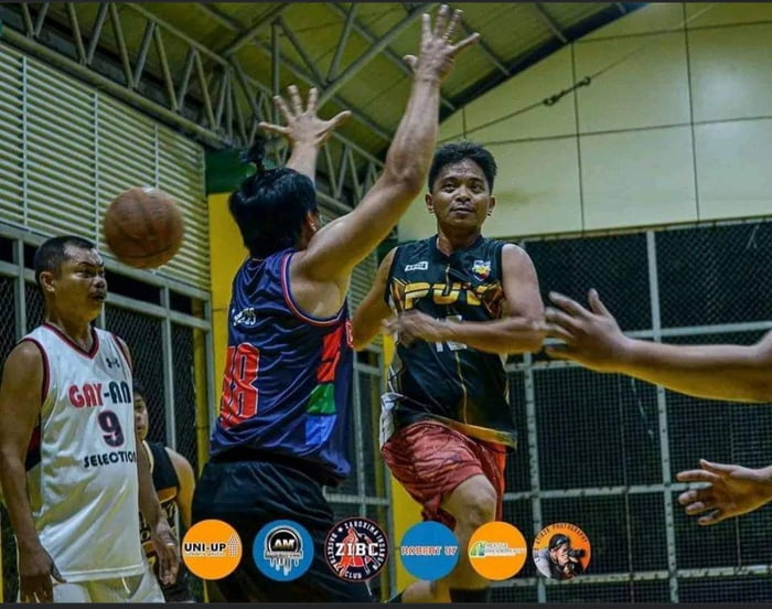 The no look pass - 9GAG