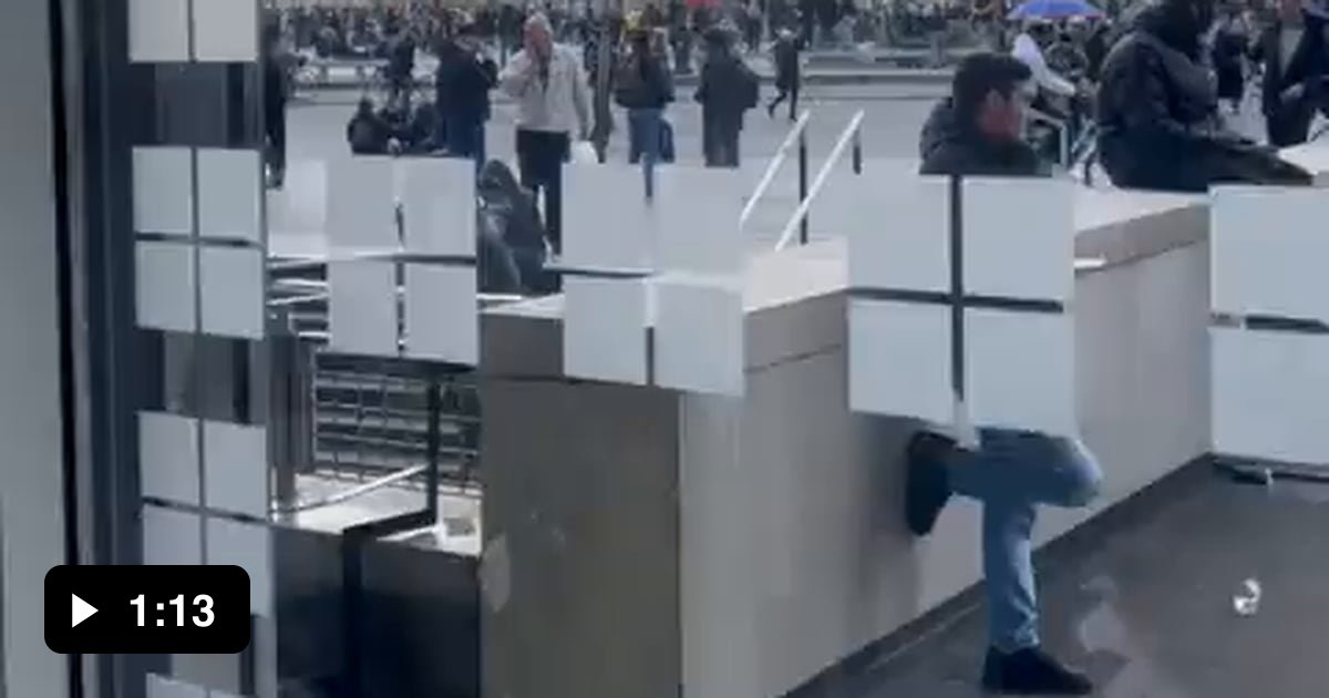 Paris : Un soupeur boit les gobelets de pisse des manifestants - 9GAG