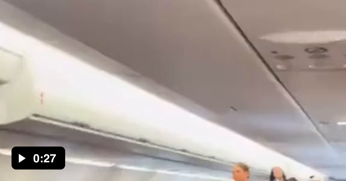 Alien in airplane - 9GAG