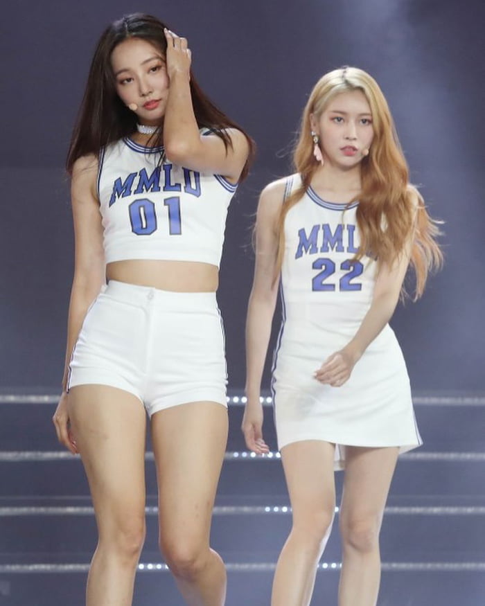 Enough with Nancy, now is Yeonwoo and Jane's turn to shine - 9GAG
