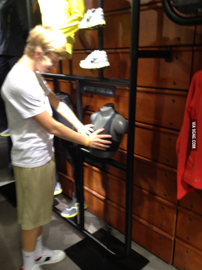 I saw this guy at the Nike store - 9GAG