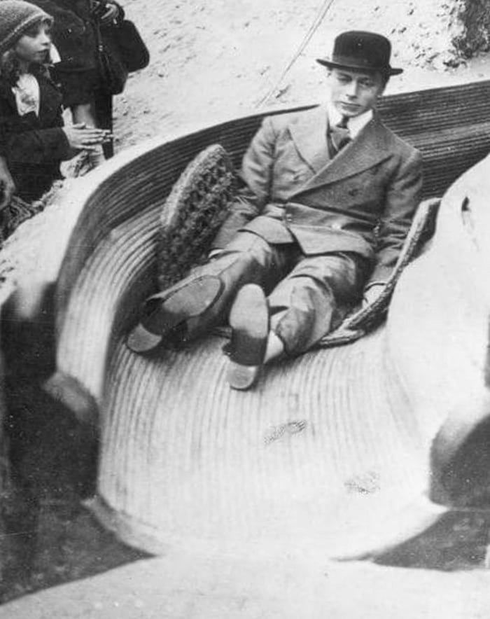 King George VI bursting with excitement on a theme park ride - 1930s - 9GAG