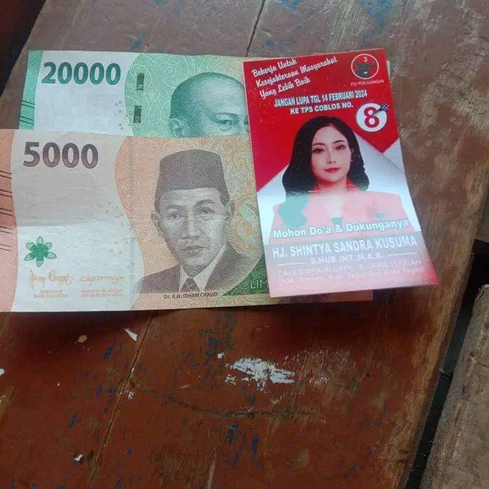 Ngakunya HJ tp g kerudungan saking dungunya main politik identitas aja ...