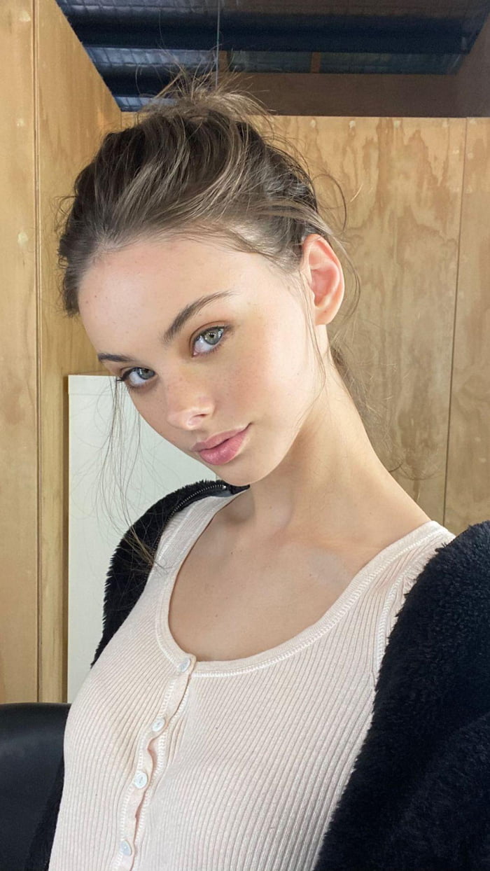 Meika Woollard - 9GAG