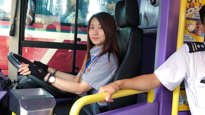 Cutest bus driver in Hong Kong - 9GAG