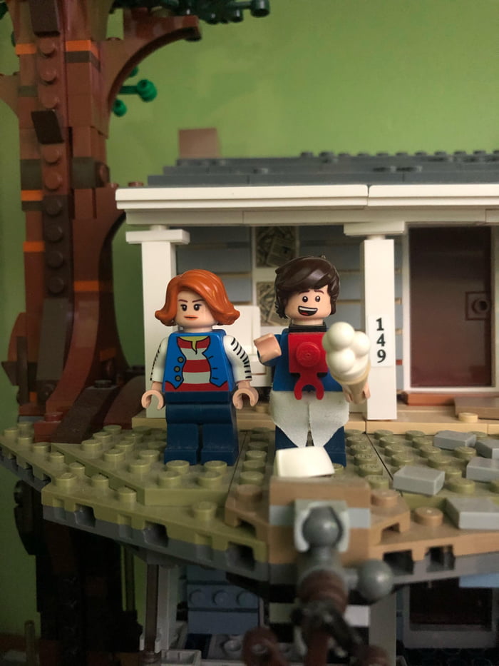 Custom Stranger Things season 3 Steve and Robin minifigs - 9GAG