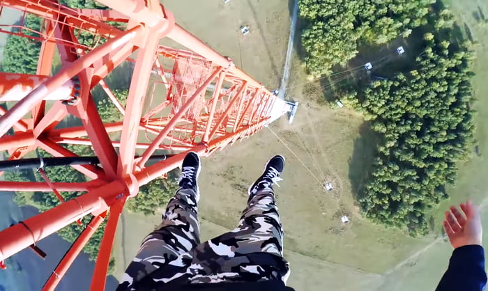 Extreme lattice climber, hang on a 252 meters tall tower - 9GAG