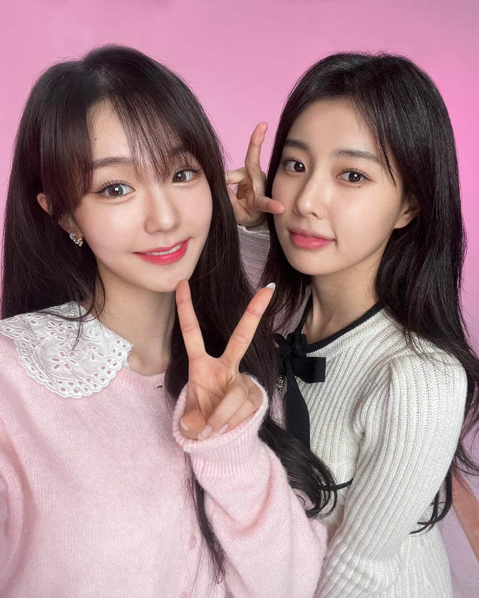 220317 - woo!ah! Twitter Update with Kang Hyewon (& Nana) - 9GAG