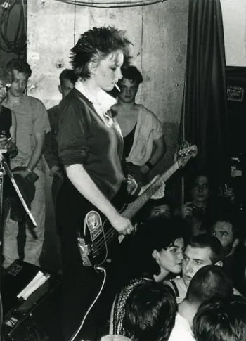Pogues bass player Cait O'Riordan. 1980s - 9GAG
