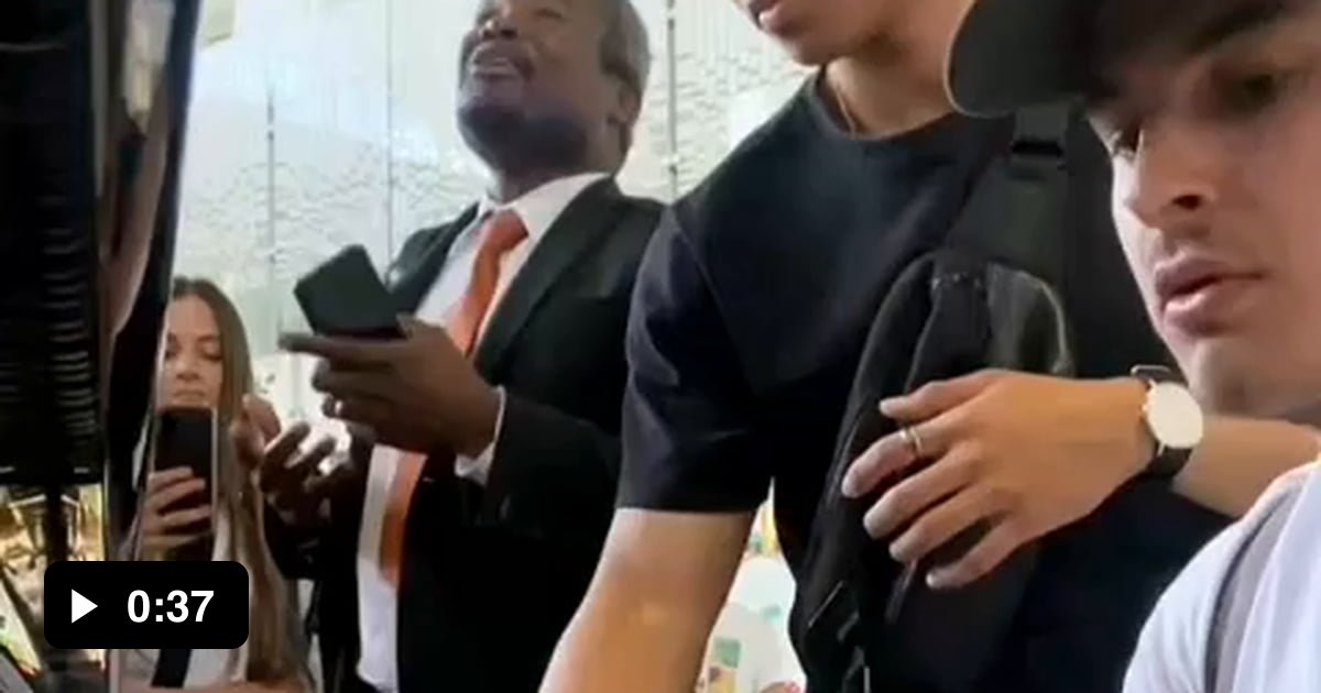 "The day a dude rocked the whole mall" - Hugo Bach - 9GAG