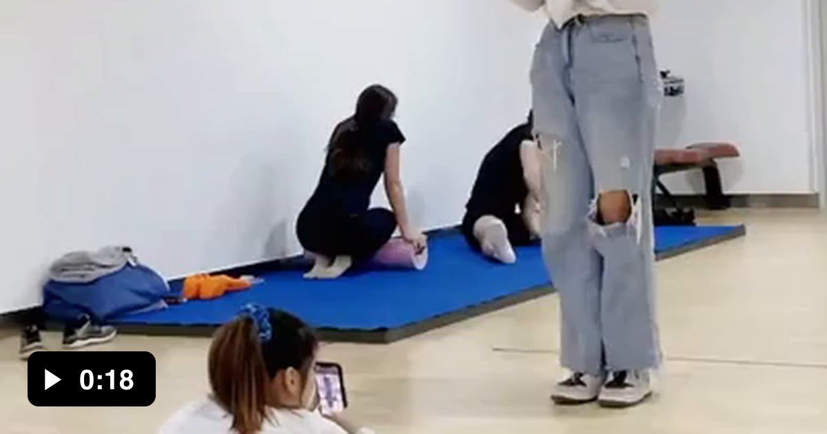 Twins with insane flexibility skills - 9GAG