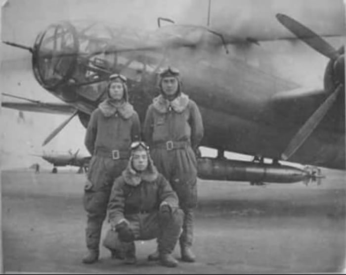The crew of an Imperial Japanese Army Air Force Mitsubishi Ki-67 “Peggy ...