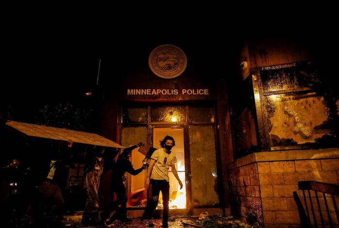 Protesters/rioters set the Minneapolis 3rd police precinct on fire - 9GAG