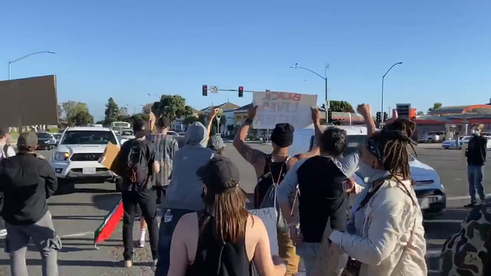 Truck Runs Into Crowd of Protestors - 9GAG