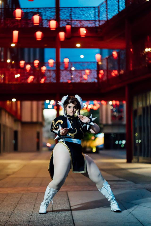 Chun-Li cosplay with legs on fleek - 9GAG