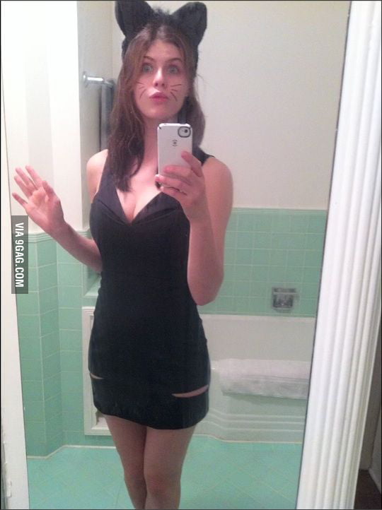 Alexandra Daddario "MEOW" ! - 9GAG